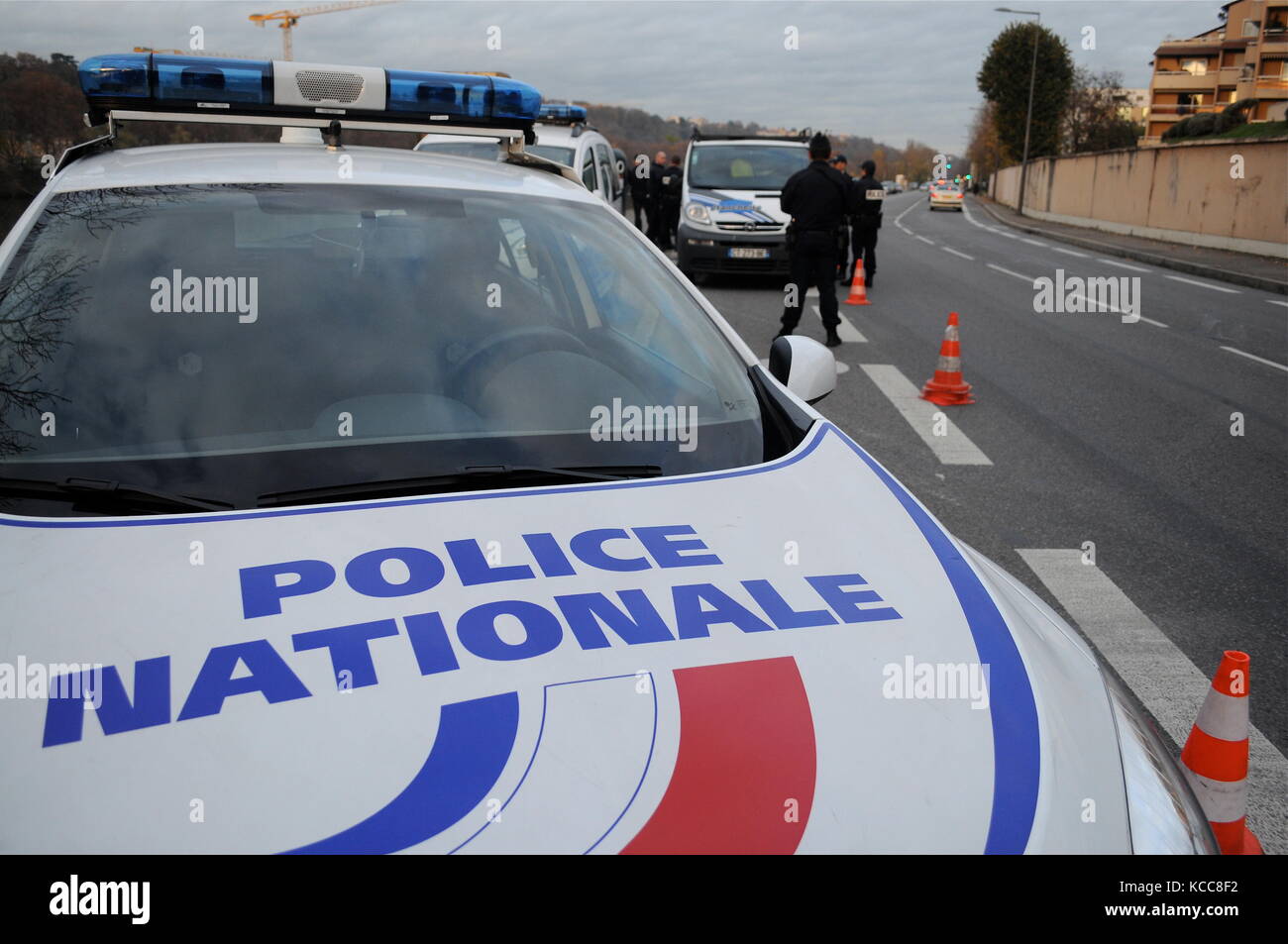 Armed French police officers take part to antiterrorist road control ...