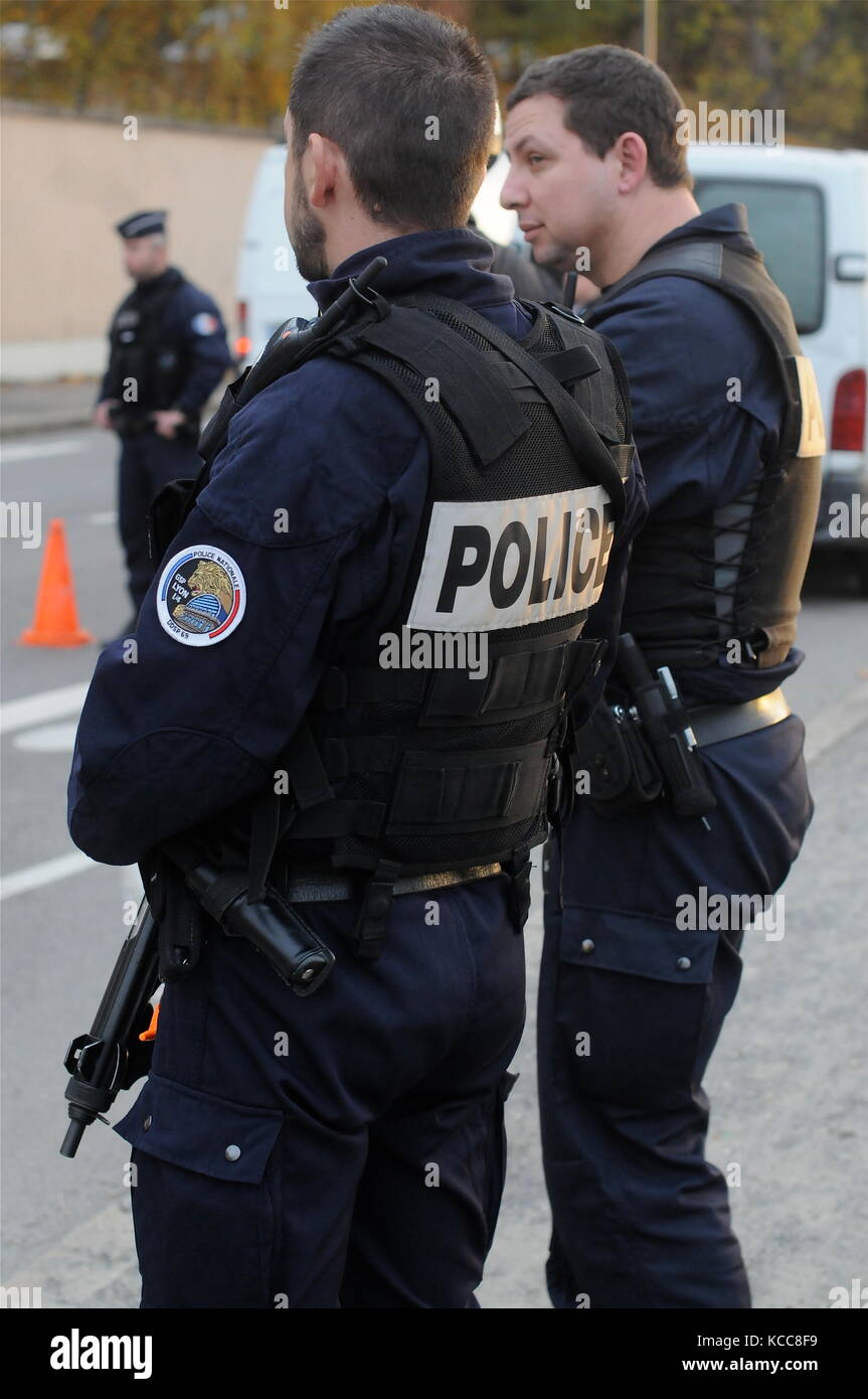 Armed French police officers take part to antiterrorist road control ...
