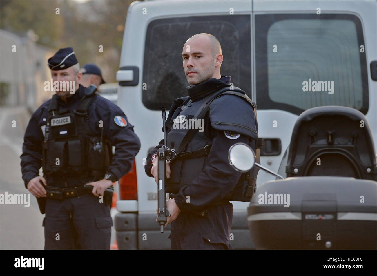 Armed French police officers take part to antiterrorist road control ...