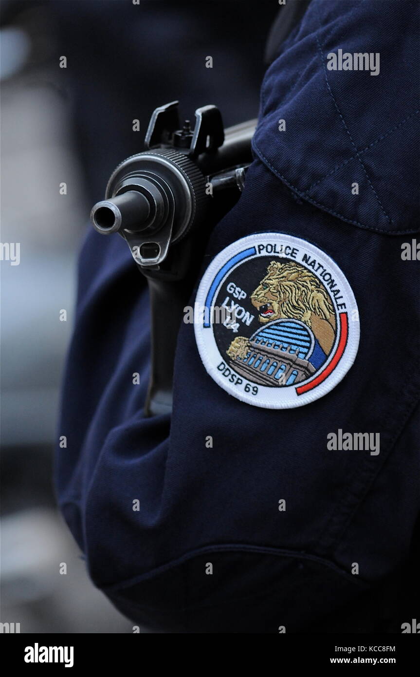 Armed French police officers take part to antiterrorist road control ...