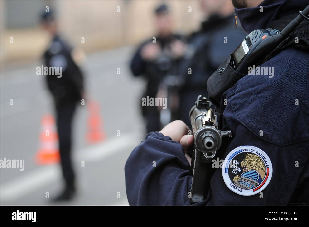 Armed French police officers take part to antiterrorist road control ...