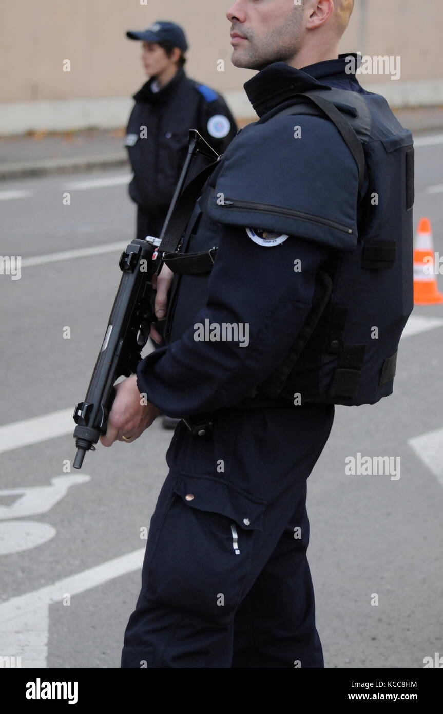 Armed French police officers take part to antiterrorist road control ...