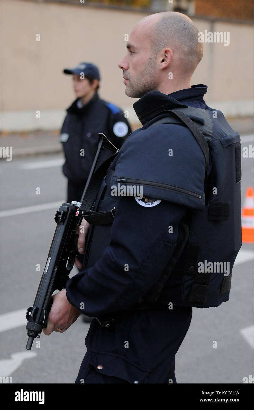 Armed French police officers take part to antiterrorist road control ...