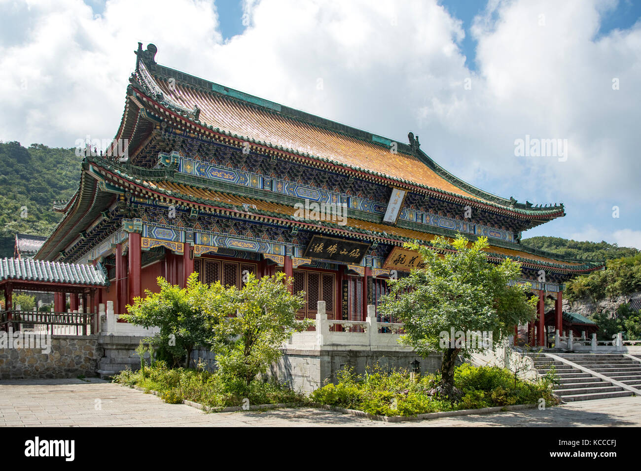 Tianmen Mountain Temple, Zhangjiajie, Hunan, China Stock Photo - Alamy