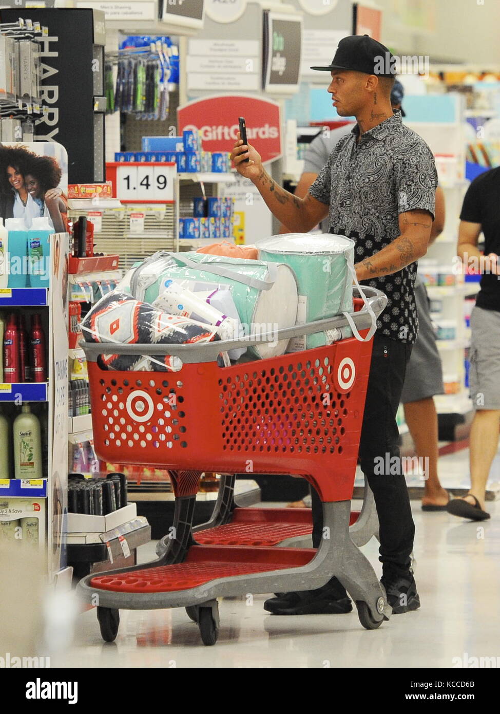 Model Jeremy Meeks and fiancee Chloe Green buying 4 cartloads of ...
