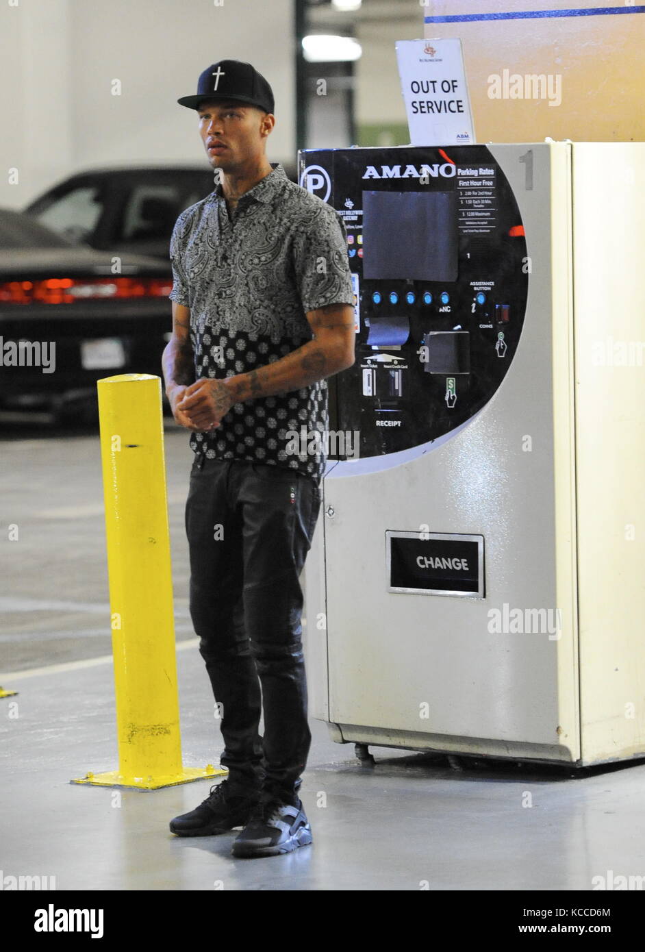 Model Jeremy Meeks and fiancee Chloe Green buying 4 cartloads of ...
