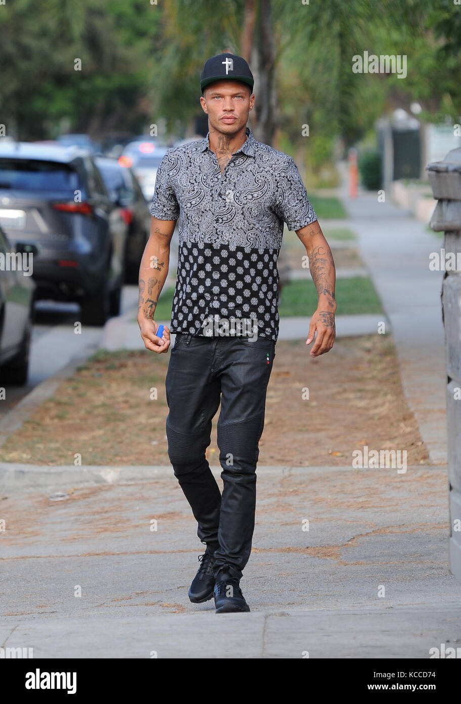 Model Jeremy Meeks and fiancee Chloe Green buying 4 cartloads of ...