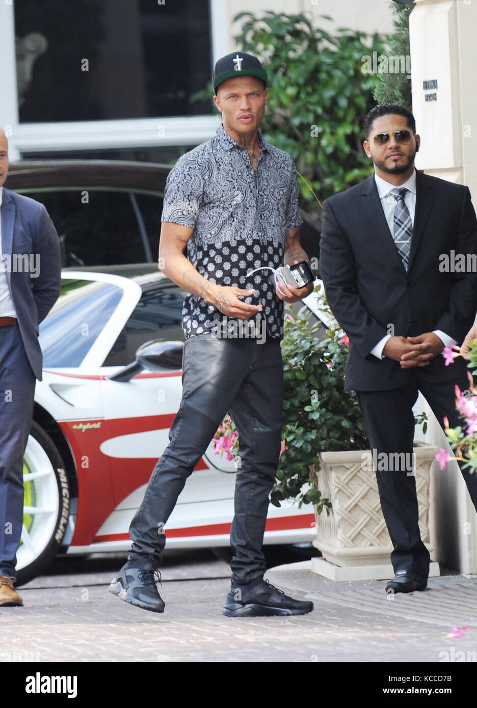 Model Jeremy Meeks and fiancee Chloe Green buying 4 cartloads of ...
