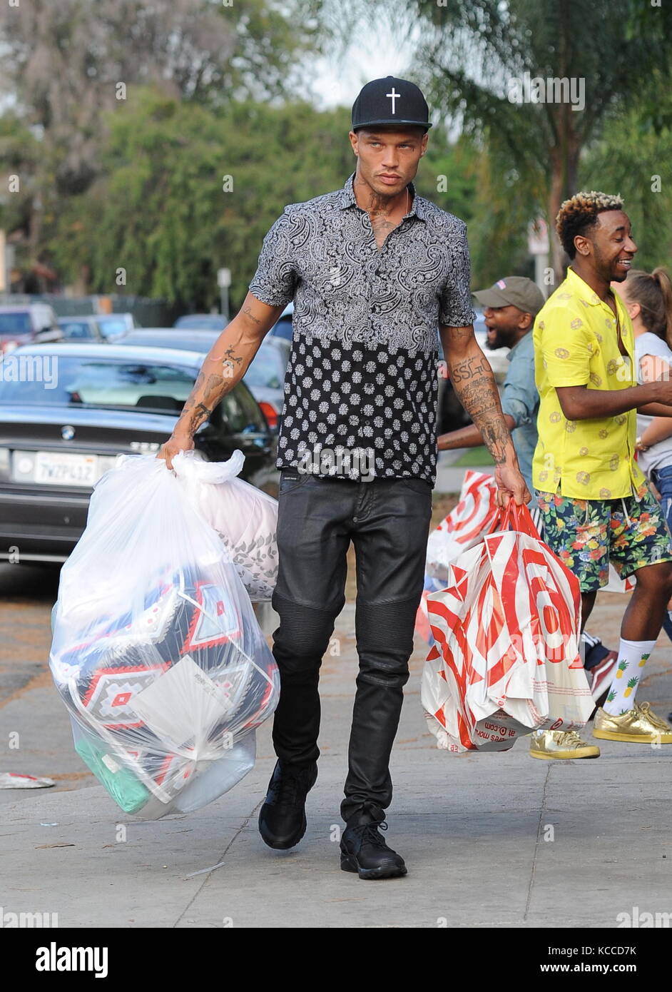 Model Jeremy Meeks and fiancee Chloe Green buying 4 cartloads of ...