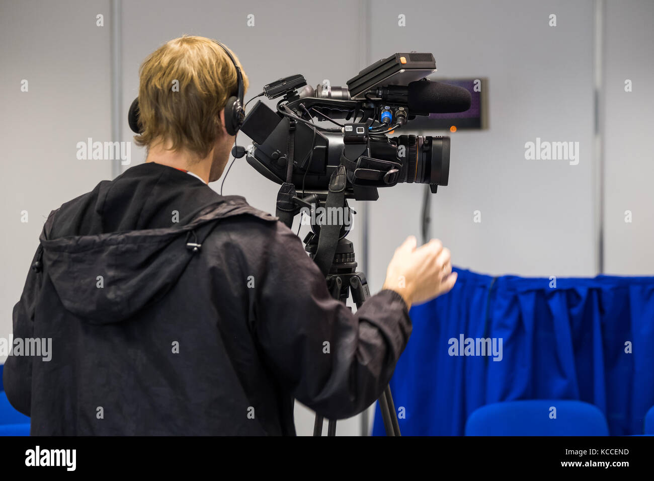 Operator preparing tv camera Stock Photo - Alamy