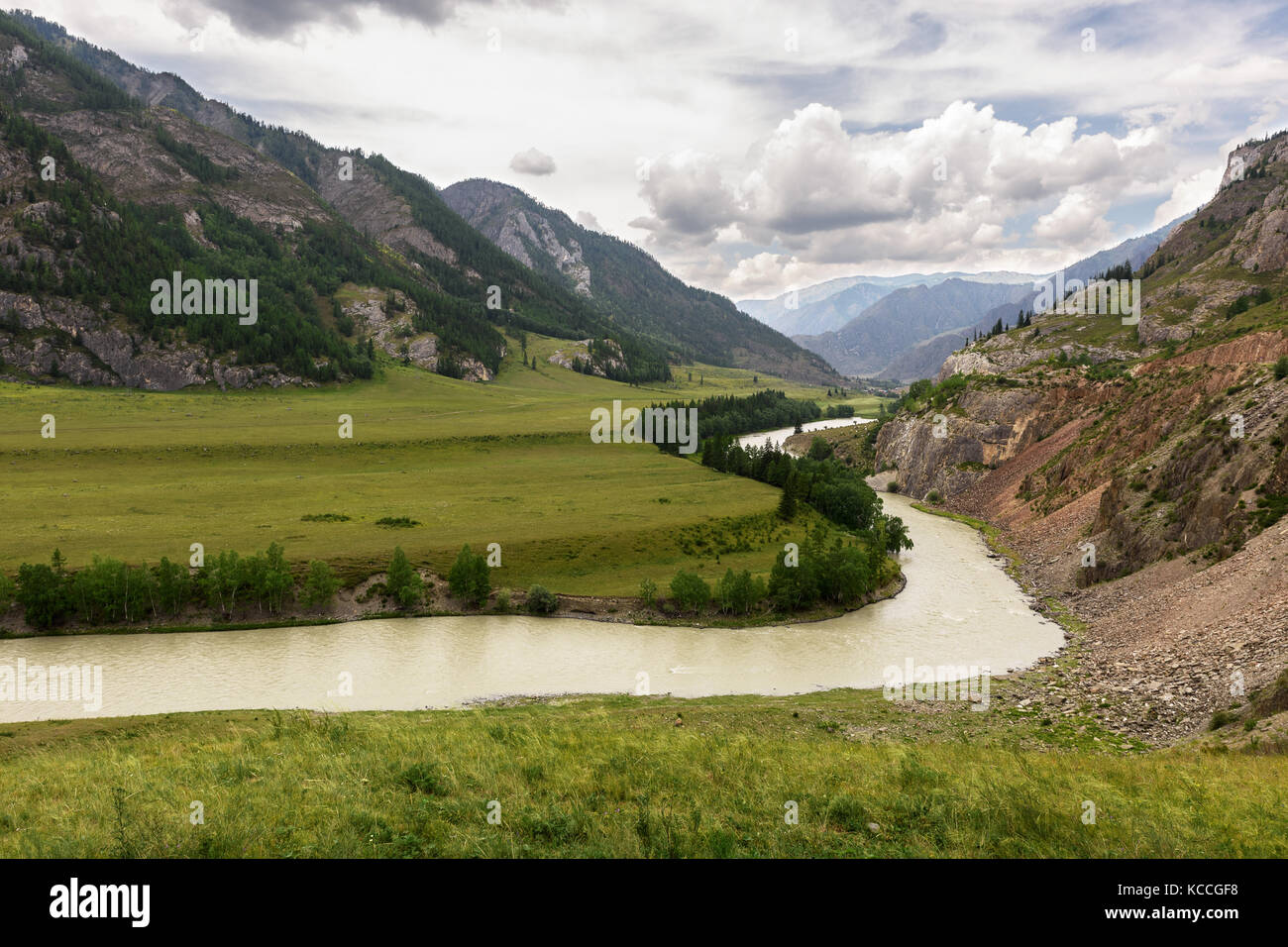 View mountain valley river road hi-res stock photography and images - Alamy