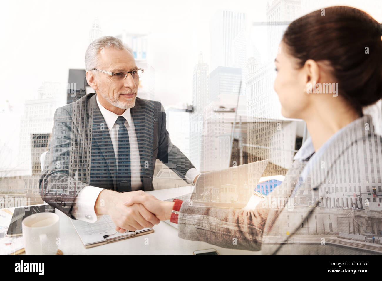 Hr handshake hi-res stock photography and images - Alamy