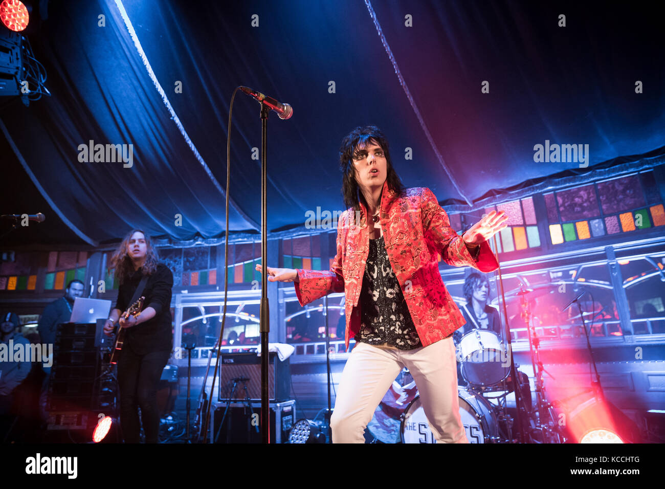 Struts singer hi-res stock photography and images - Alamy