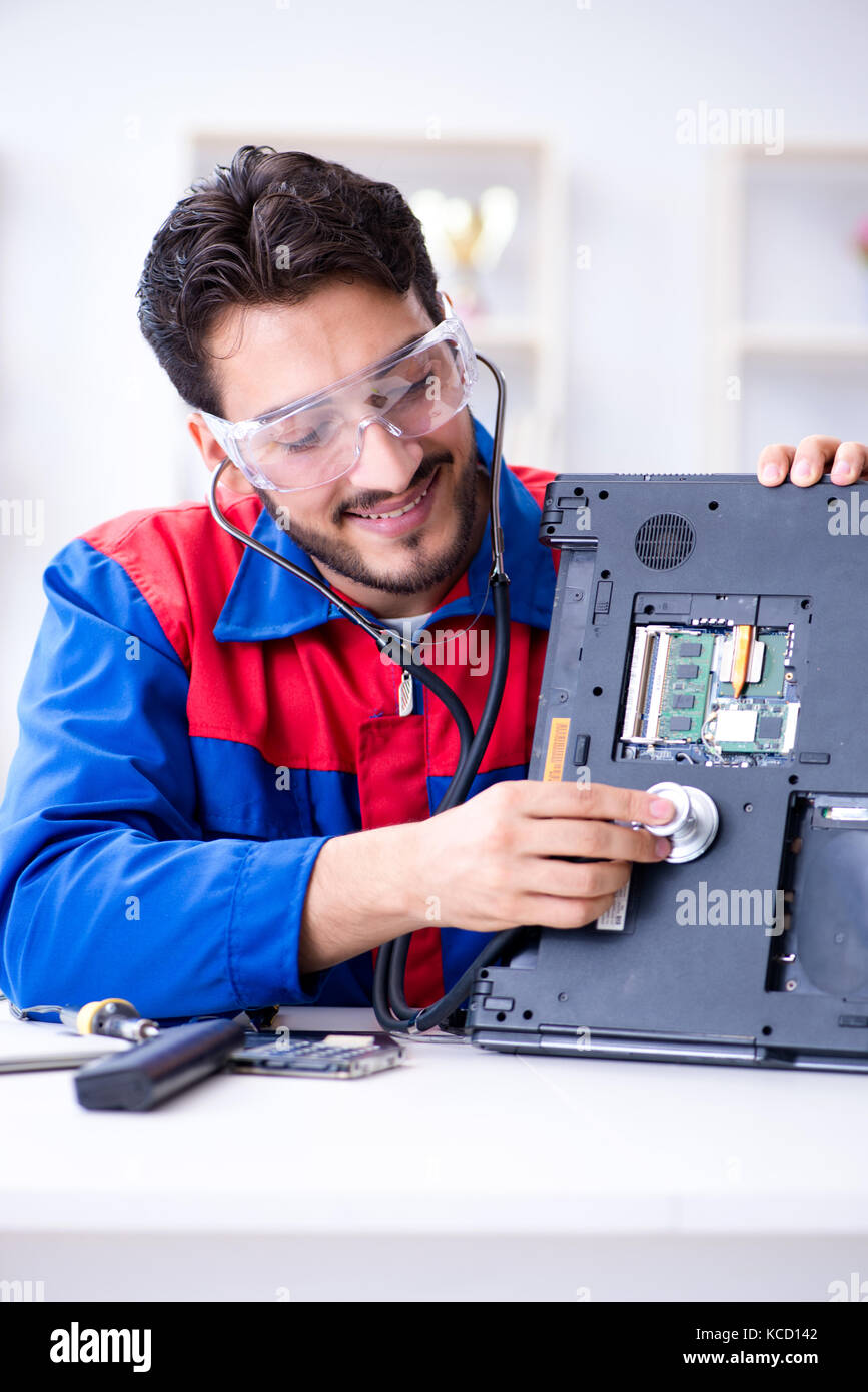 Repairman working in technical support fixing computer laptop troubleshooting Stock Photo - Alamy