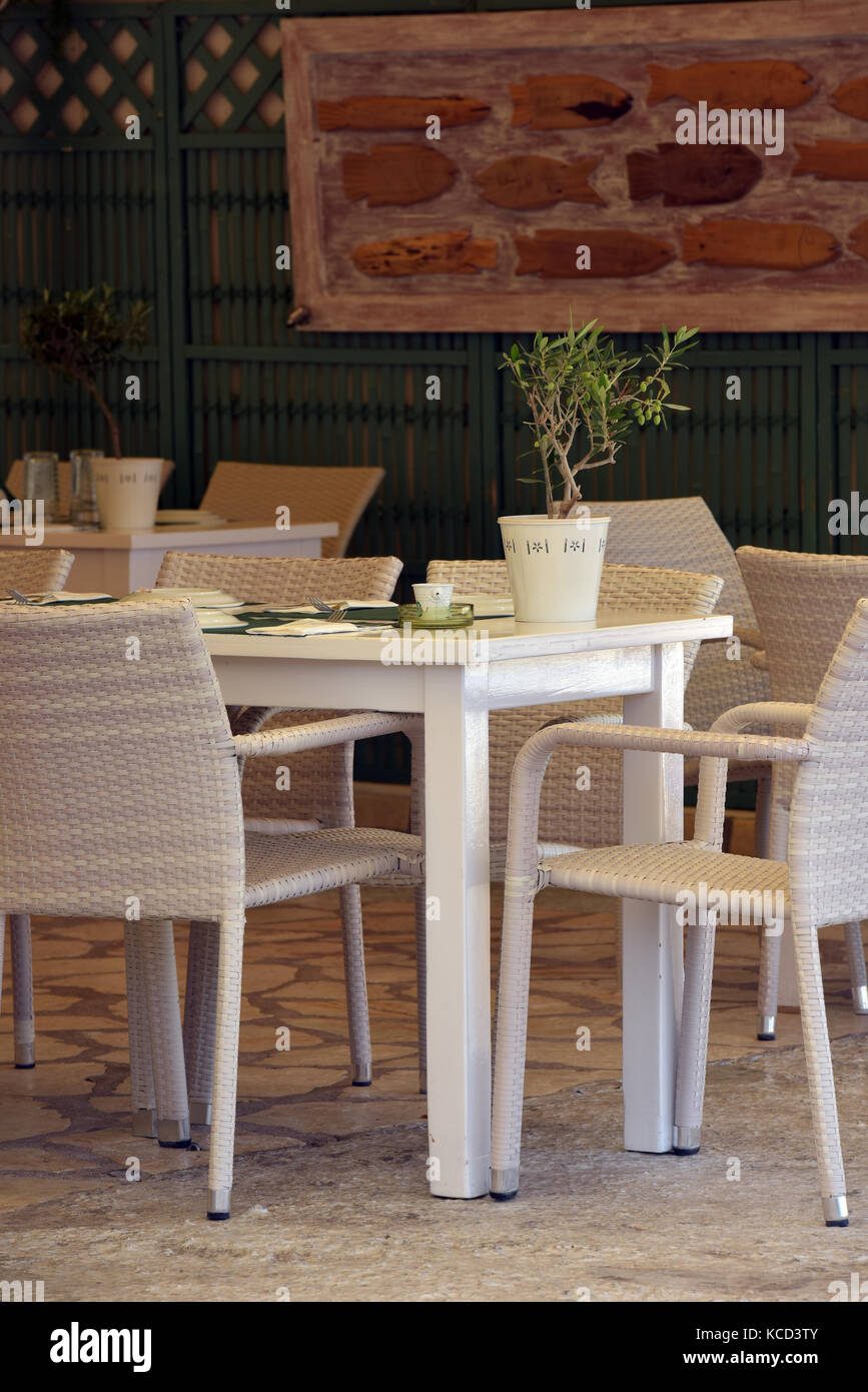 Restaurants and set tables hi-res stock photography and images - Alamy