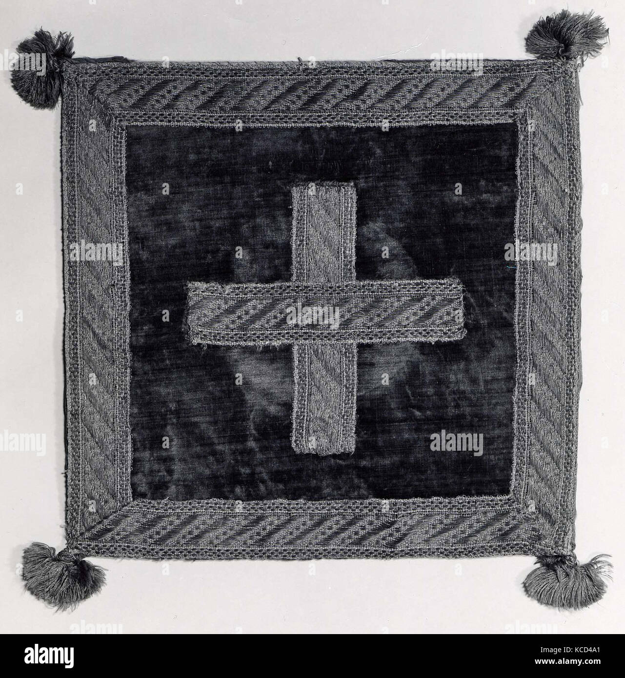 Burse, 17th century, Spanish, silk; linen; metal, 11 x 11 in. (28 x 28 ...