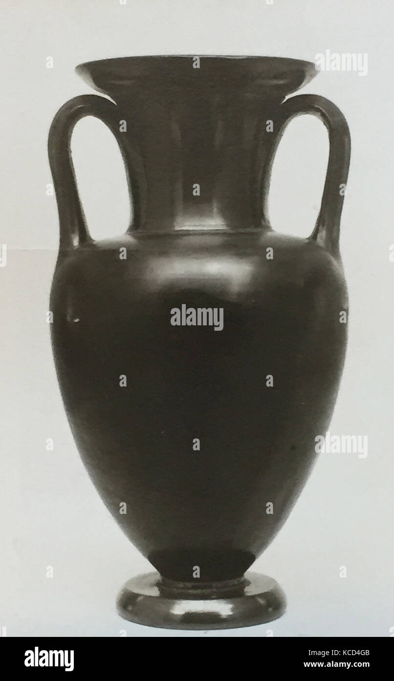 Terracotta nolan amphora hi-res stock photography and images - Alamy