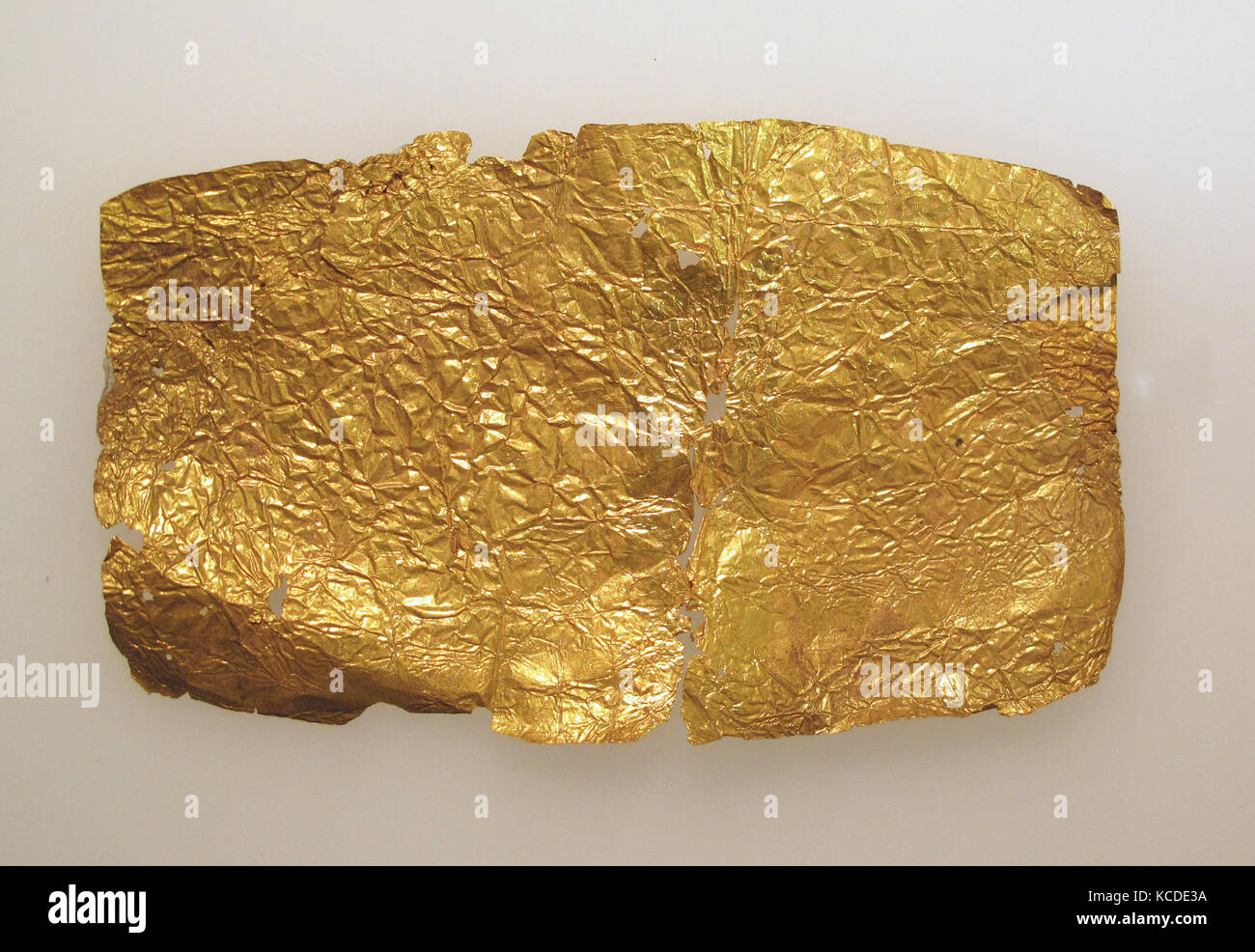 Frontlet of gold leaf, Gold, Other: 2 7/16 × 4 1/16 in. (6.2 × 10.4 cm ...
