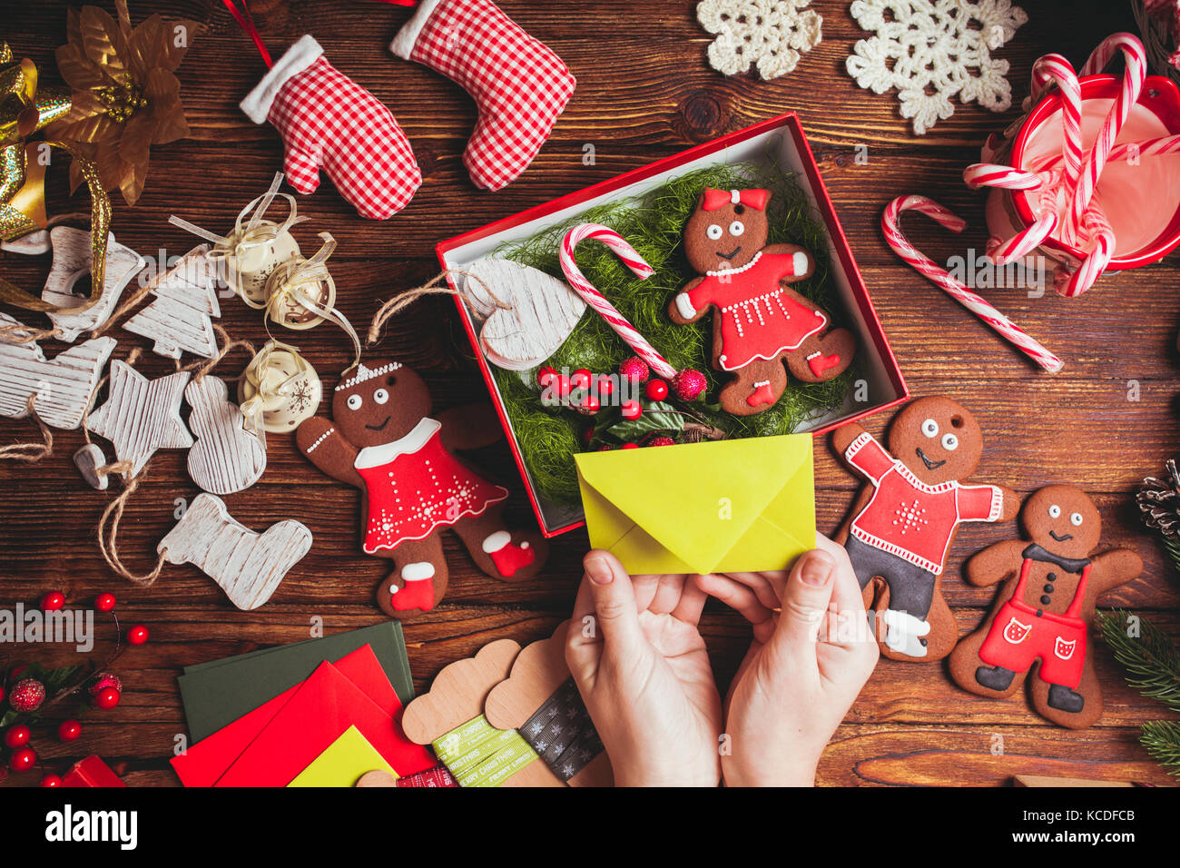 Preparation a Christmas gift box Stock Photo - Alamy
