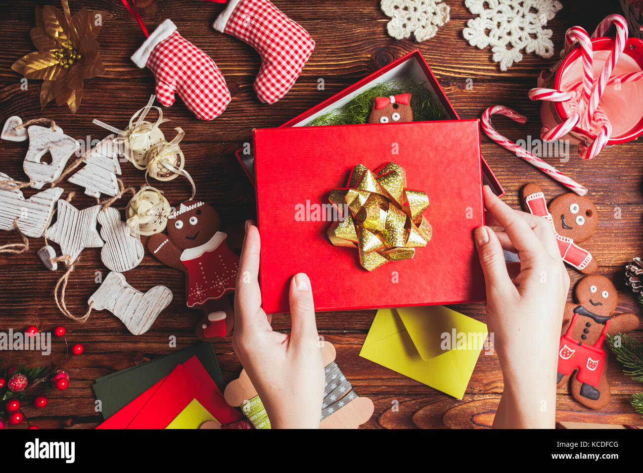Preparation a Christmas gift box Stock Photo - Alamy