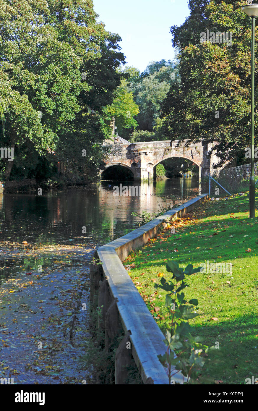 A view of the River Wensum with the historic Bishop Bridge in Norwich ...