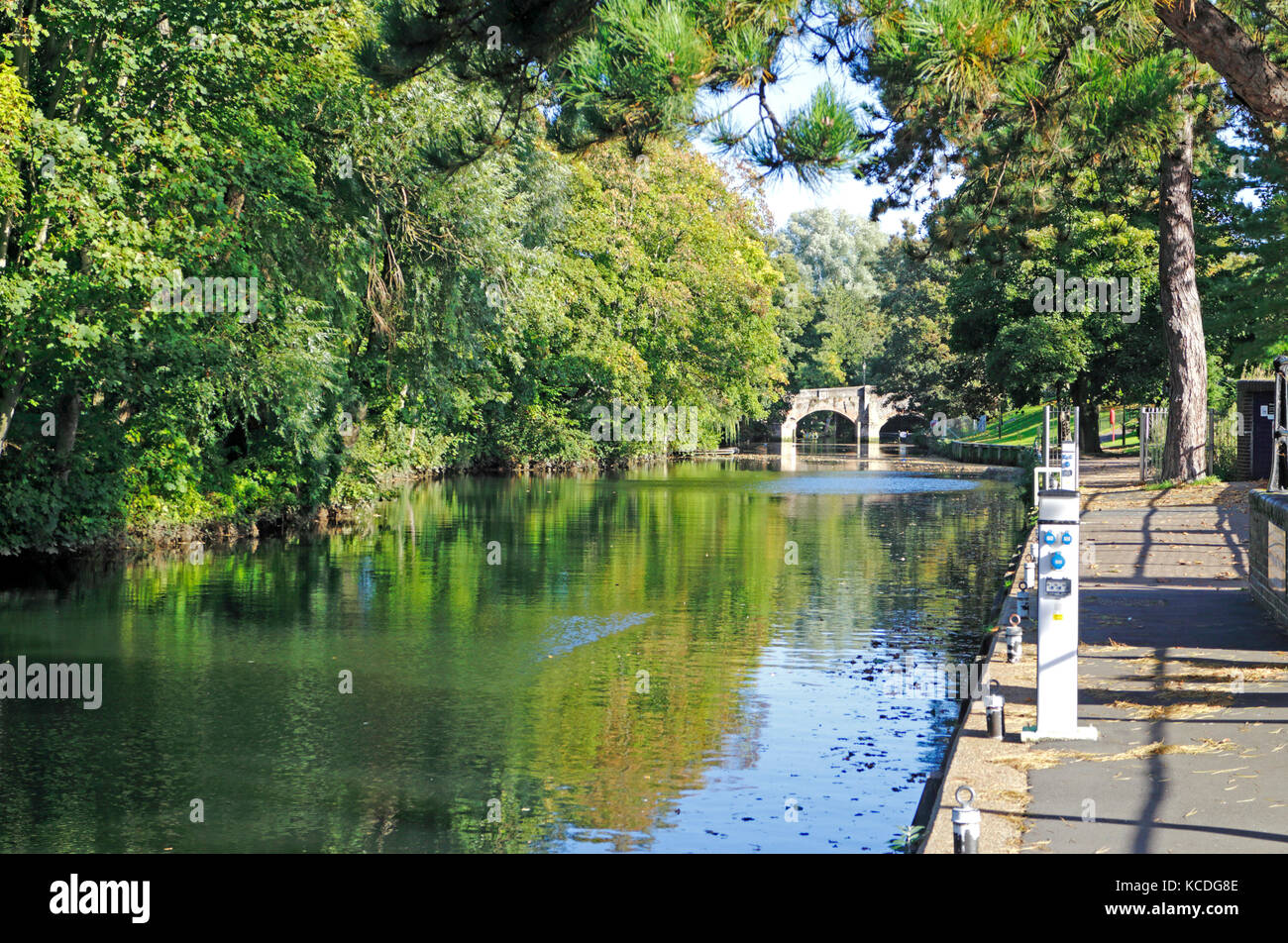 A view of the River Wensum with the historic Bishop Bridge in Norwich ...