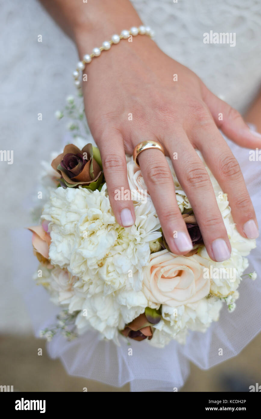 picture of a Hands of a bride with wedding flower Stock Photo - Alamy