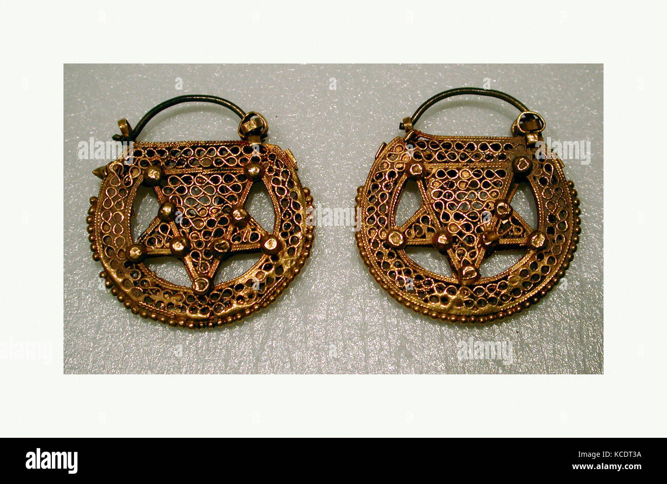 Earring, probably 11th–13th century, Attributed to Iraq, Gold, filigree ...