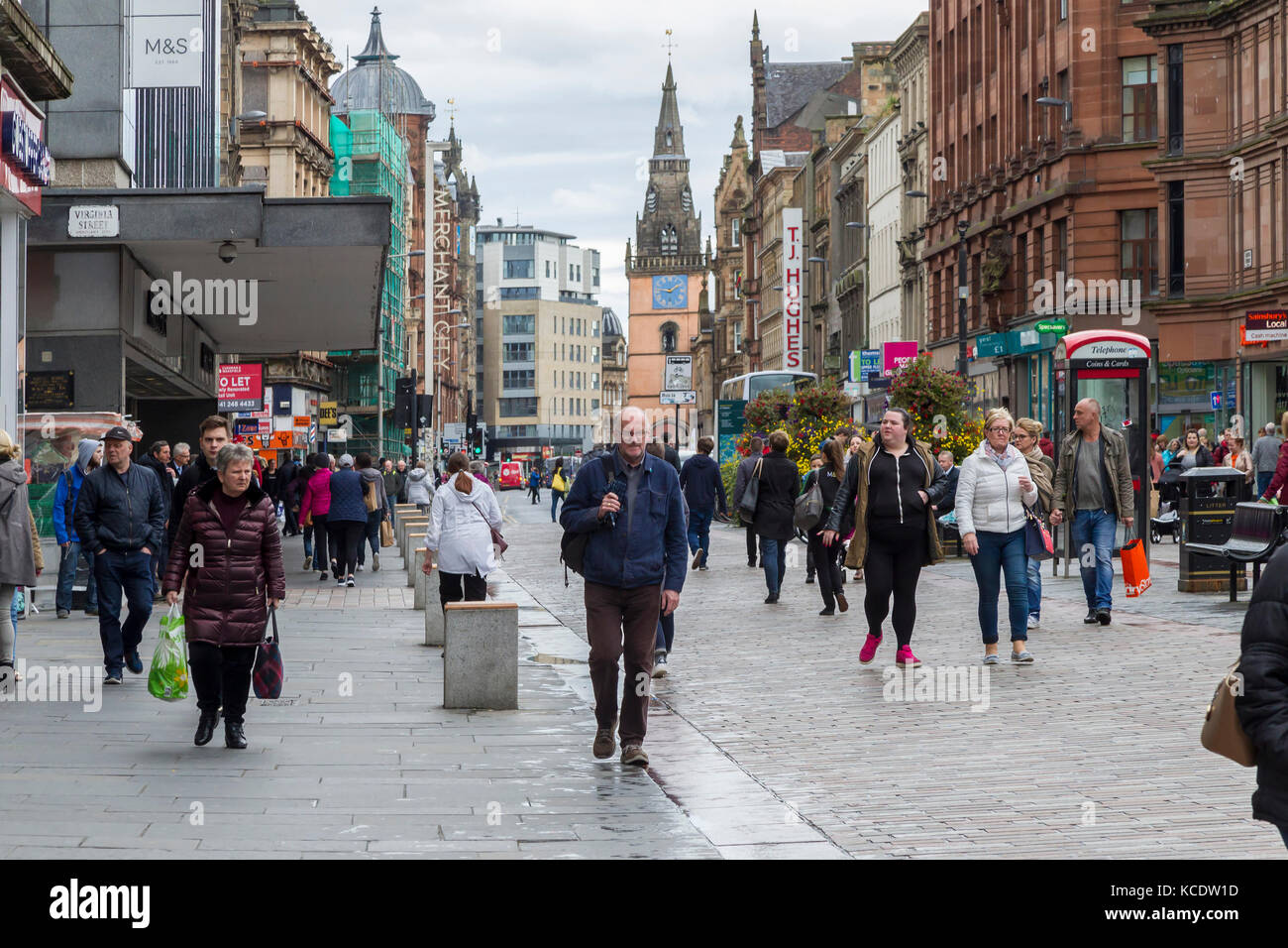 Argyle st shoppers on a wet dull morning, Glasgow, Strathclyde region ...