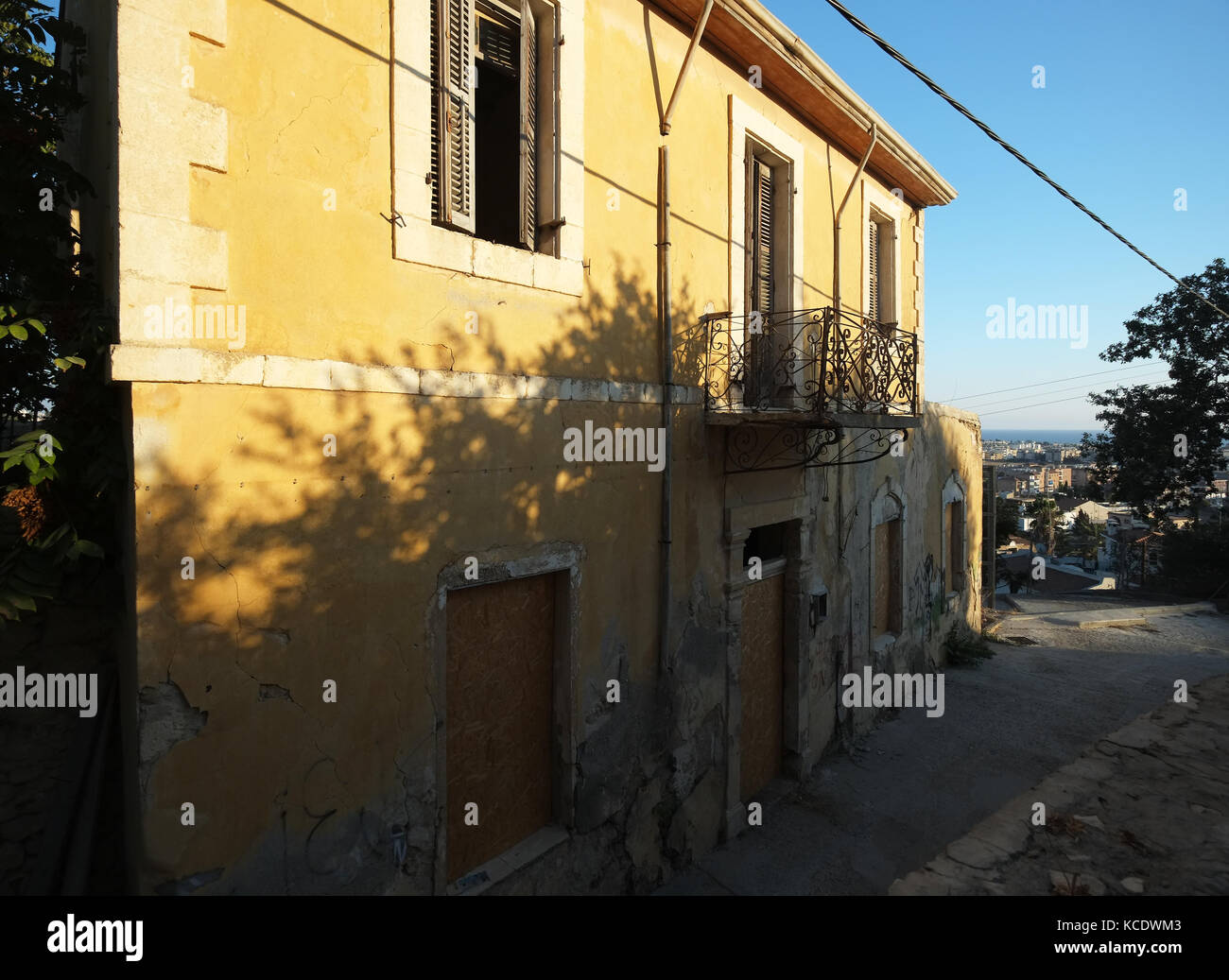 Derelict house in Paphos old town, Paphos Cyprus Stock Photo - Alamy