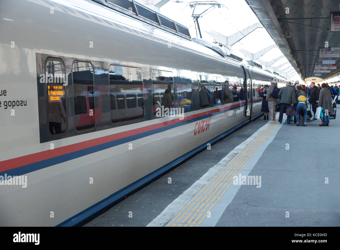 Queue rail platform hi-res stock photography and images - Alamy