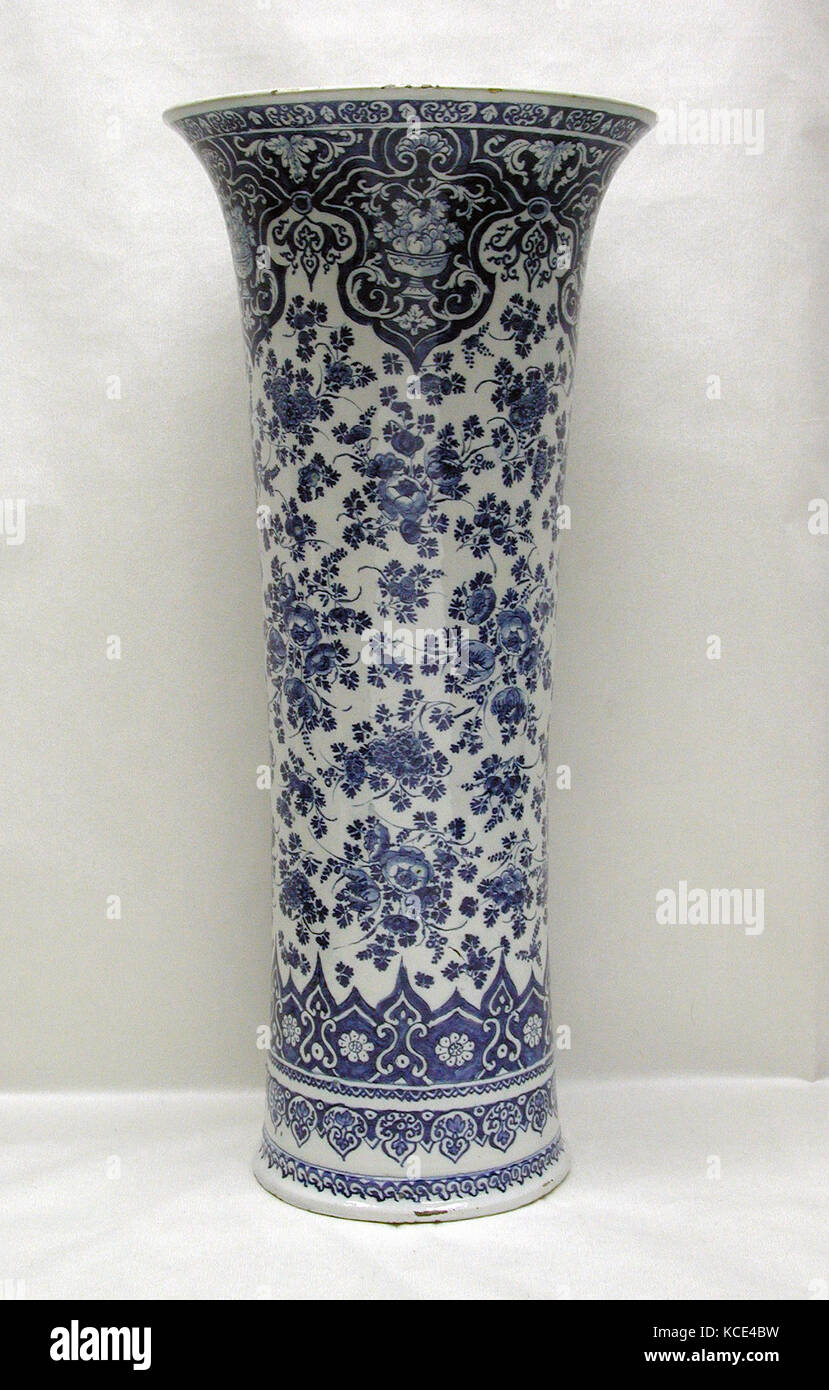 Garniture beaker vase hi-res stock photography and images - Alamy