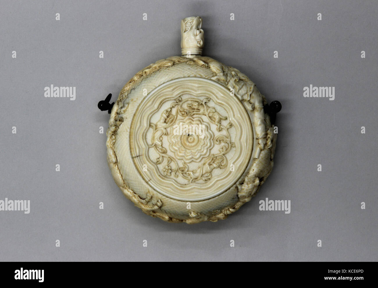 An ivory powder flask hi-res stock photography and images - Alamy