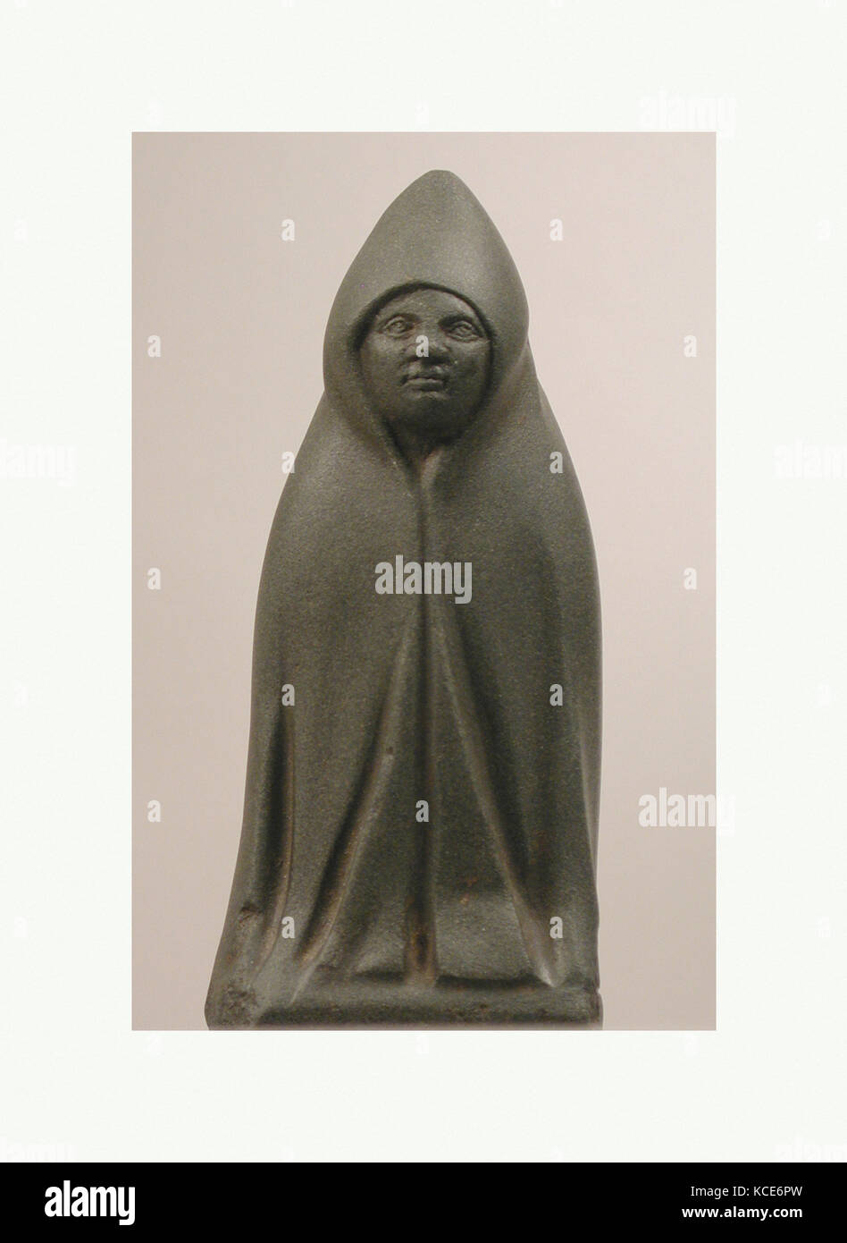 Hooded figure hi-res stock photography and images - Alamy