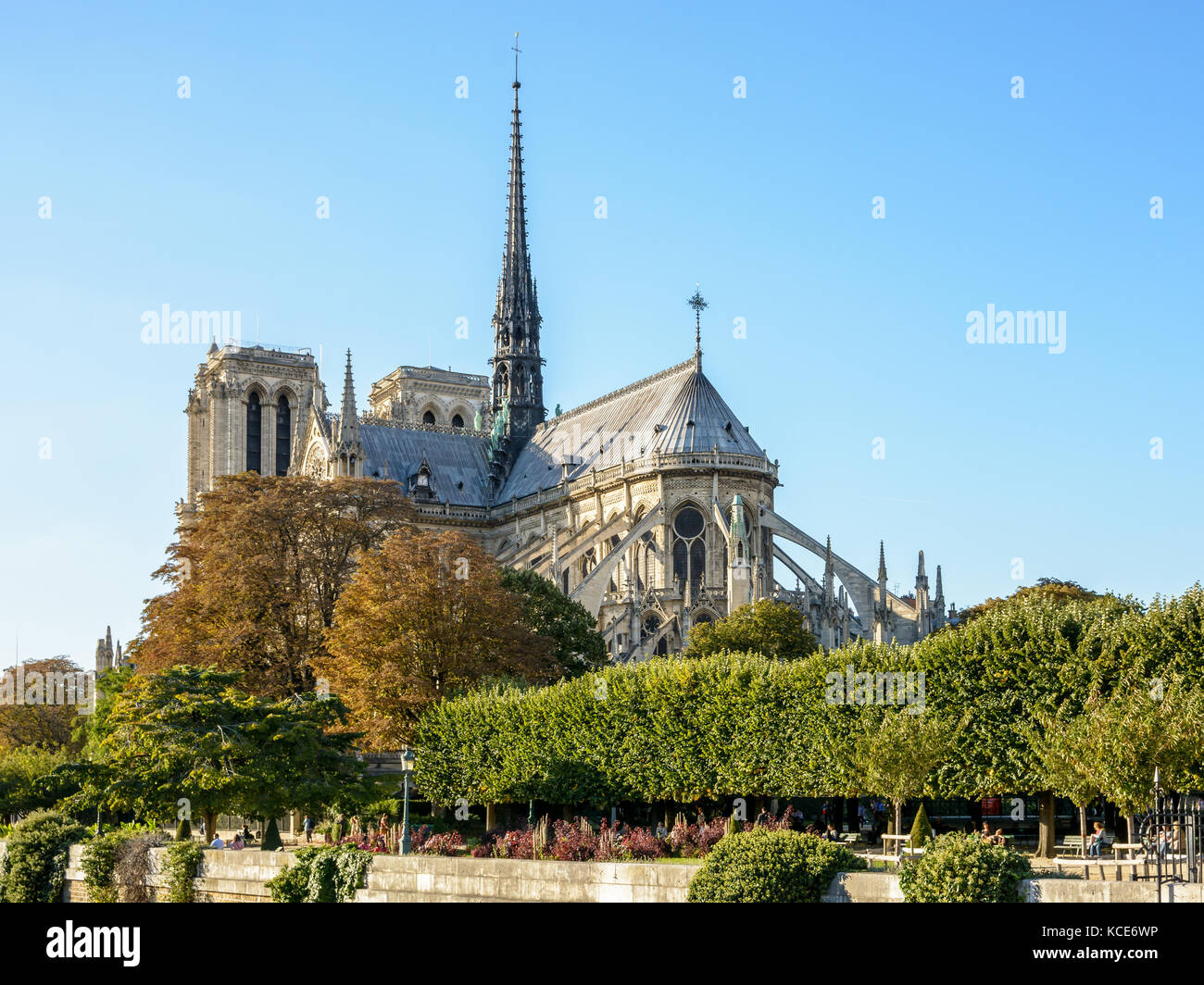 Three quarter rear view of Notre-Dame de Paris cathedral by a sunny ...