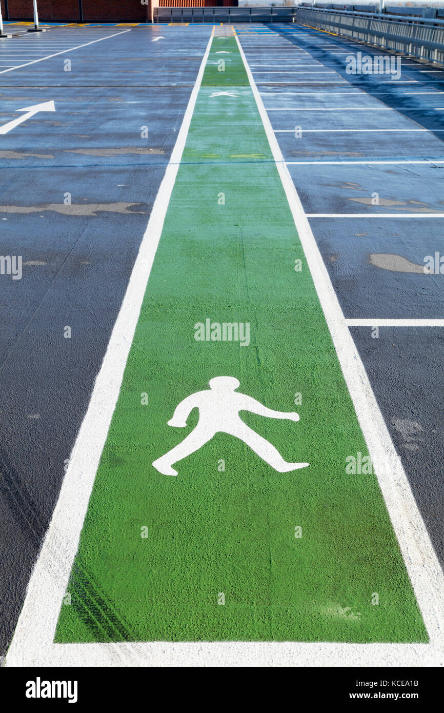 Rooftop car park hi-res stock photography and images - Alamy
