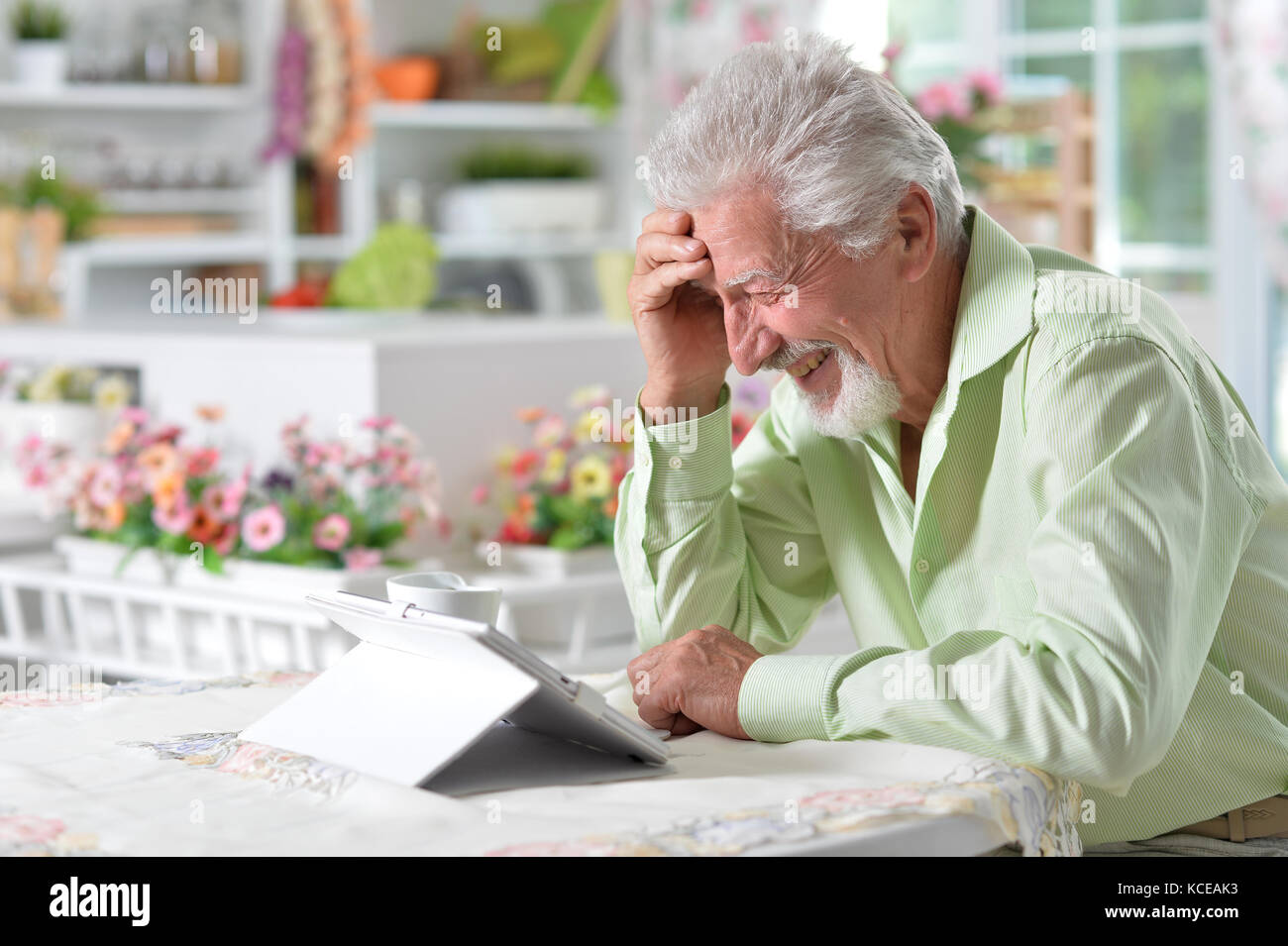 man using digital tablet Stock Photo - Alamy man using digital tablet Stock Photo - Alamy