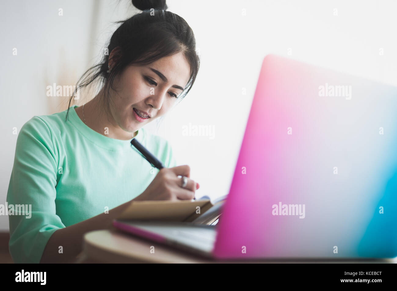 Attractive women on computer hi-res stock photography and images - Alamy