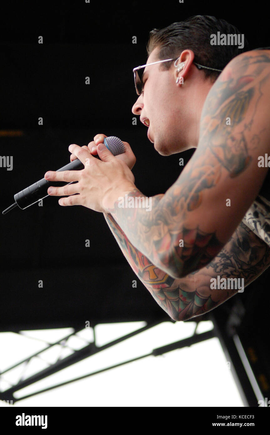 M. Shadows of Avenged Sevenfold performs at the 2007 Vans Warped Tour ...