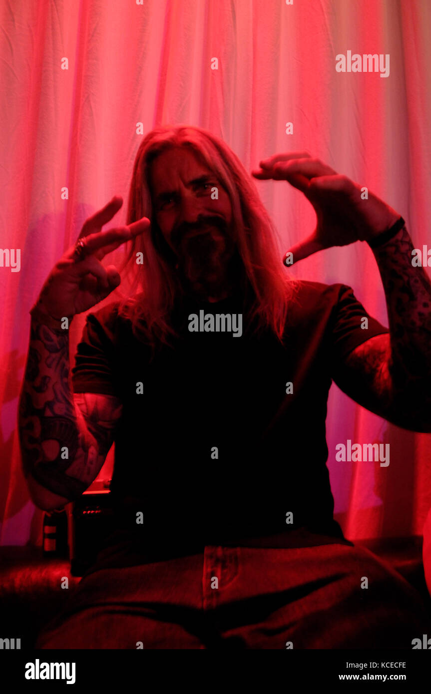 Kick off eye contact hi-res stock photography and images - Alamy