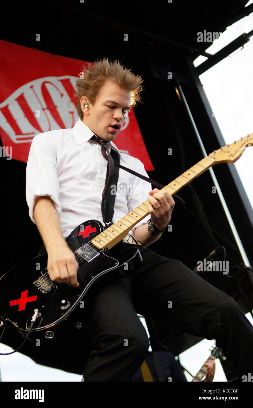 Deryck Whibley of Sum 41 performs at the 2007 Vans Warped Tour at the ...