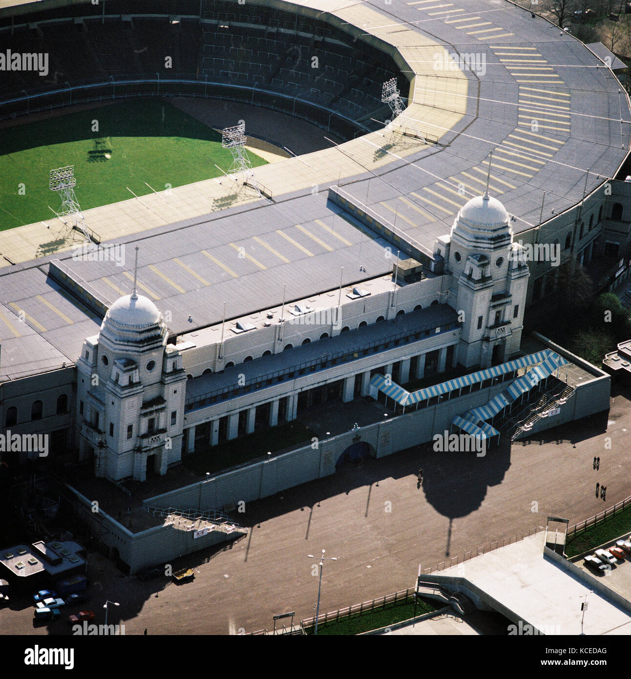 Wembley stadium twin towers hi-res stock photography and images - Alamy