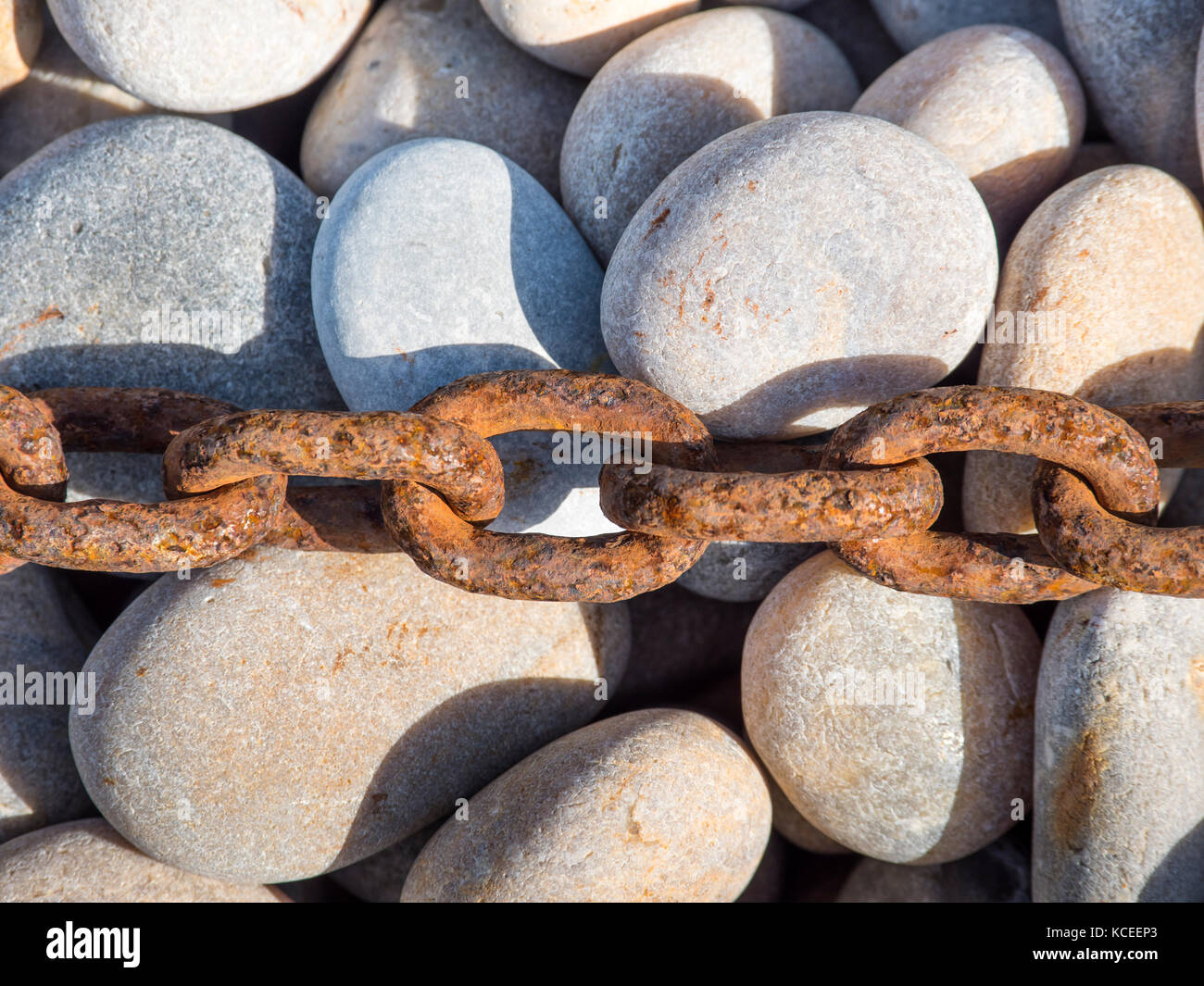 rusty anchor chain shingle stones Stock Photo - Alamy