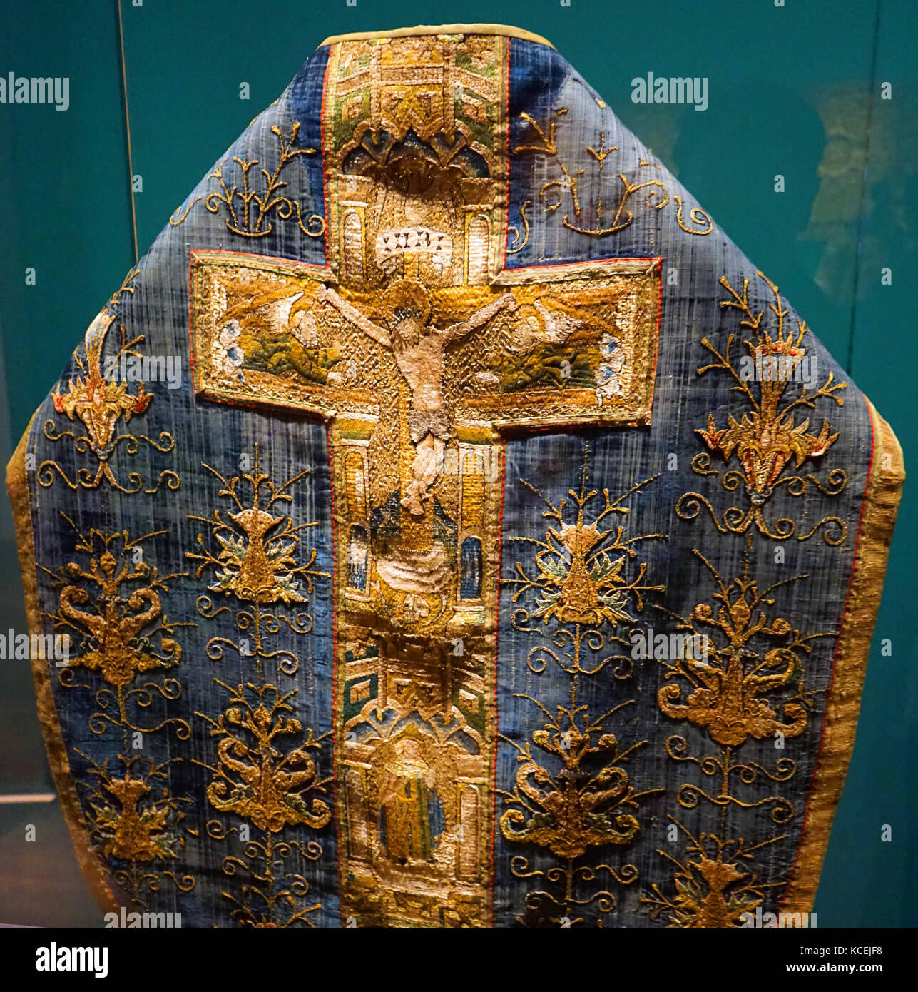 Liturgical vestments hi-res stock photography and images - Alamy