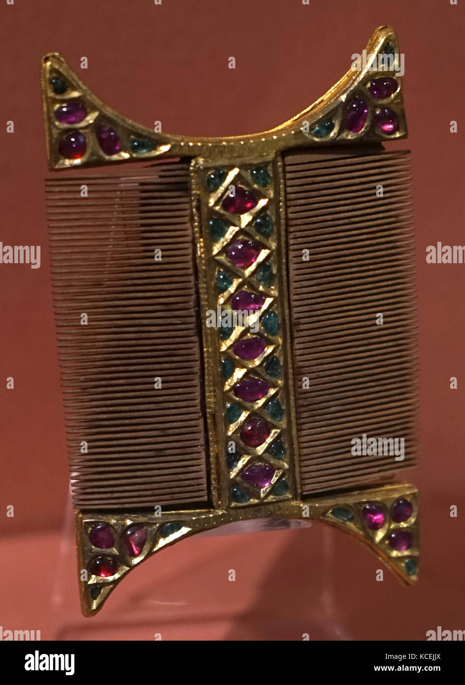 Comb made from gold, wood, emeralds and rubies. 1775-1825, Konbaung ...