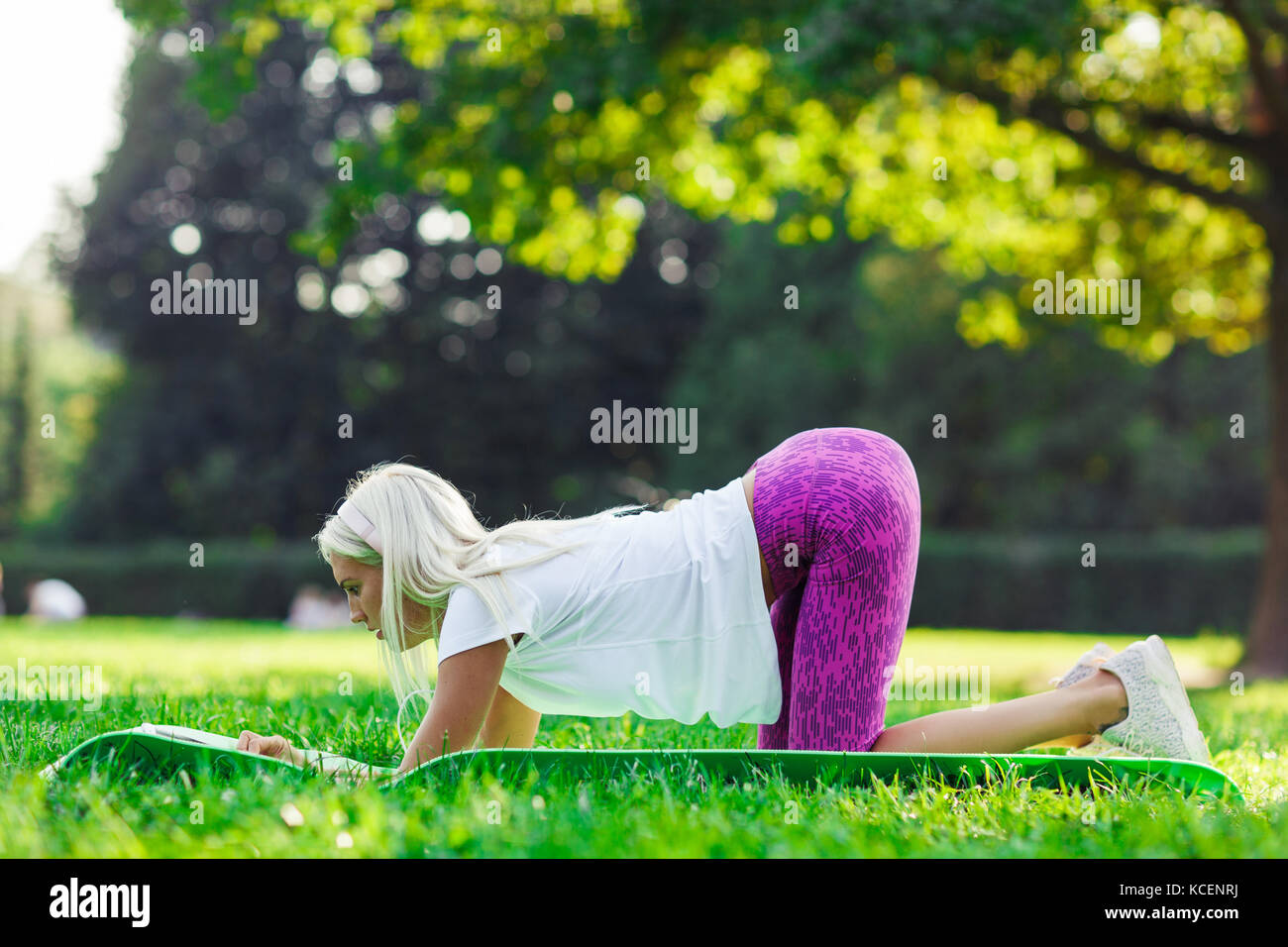Exercise woman all fours hi-res stock photography and images - Alamy