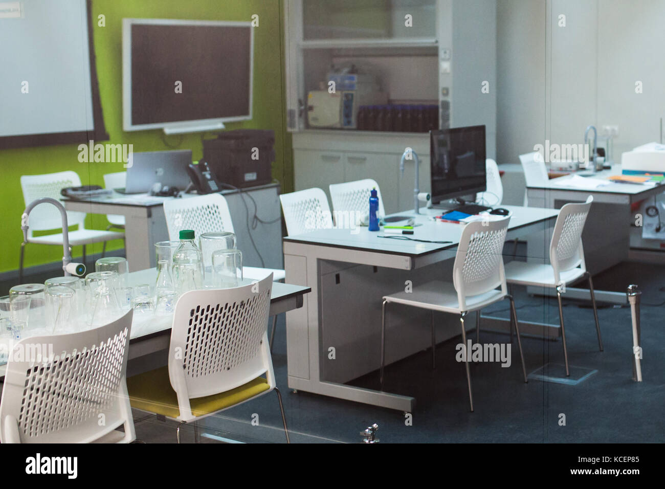 Periodic table classroom hi-res stock photography and images - Alamy