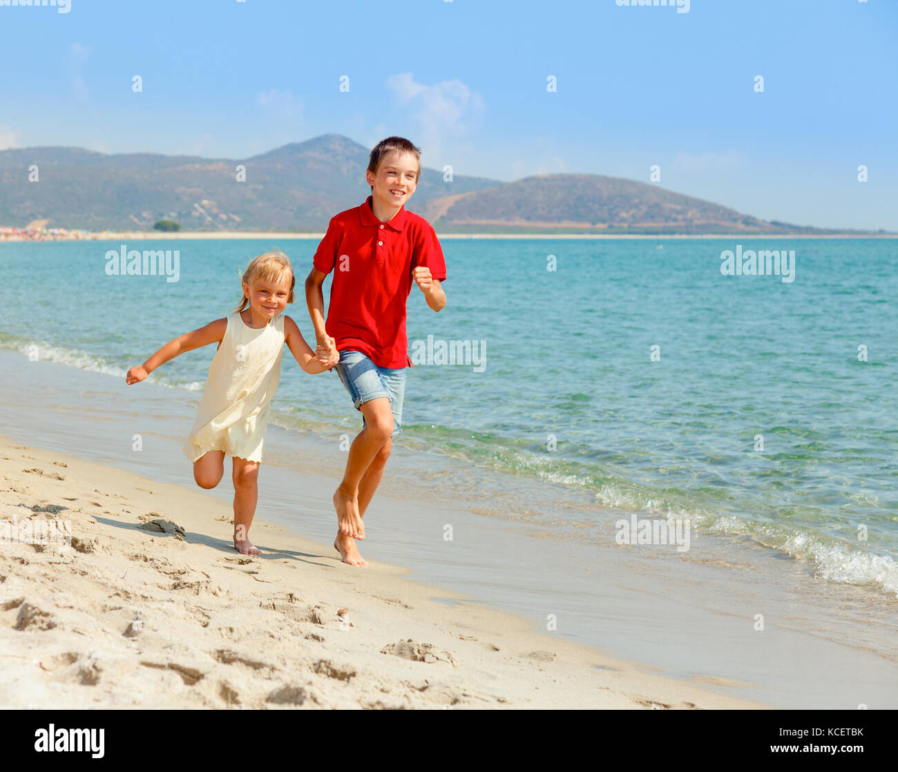 Happy children at the seaside hi-res stock photography and images - Alamy