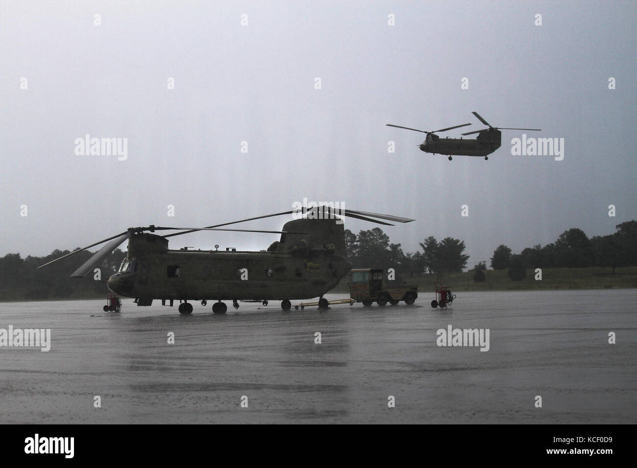 A South Carolina Army National Guard CH-47F Chinook heavy-lift cargo ...