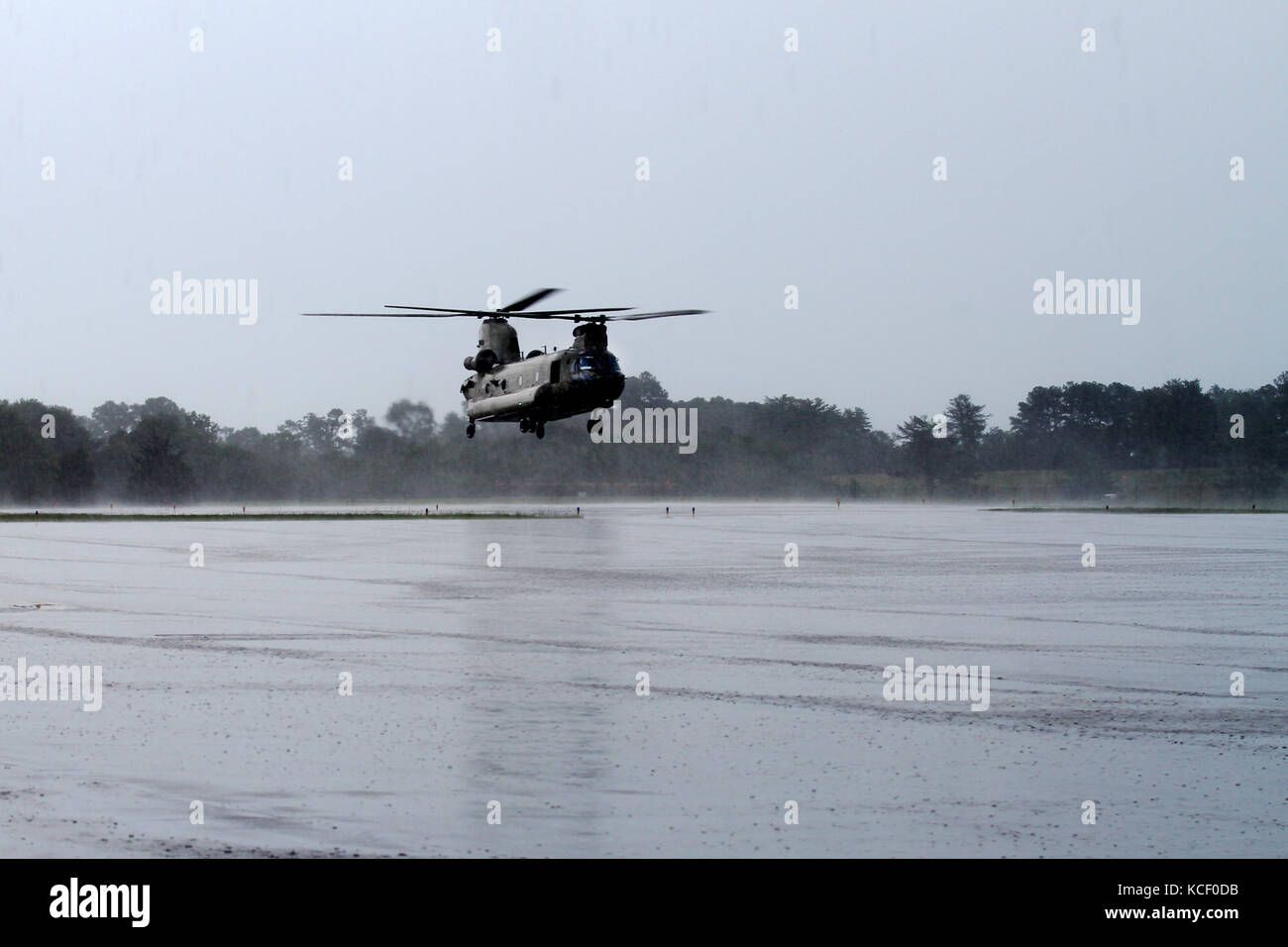 A South Carolina Army National Guard CH-47F Chinook heavy-lift cargo ...